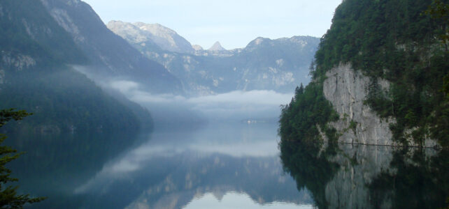 El hermoso lago en el estado de Baviera, Alemania - GudMornin