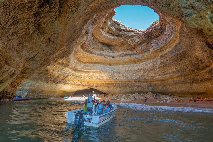Descubre el impresionante paseo en barco por las cuevas de Benagil ...
