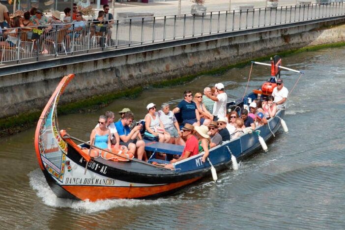 Paseo en barco moliceiro por Aveiro: una experiencia única - GudMornin